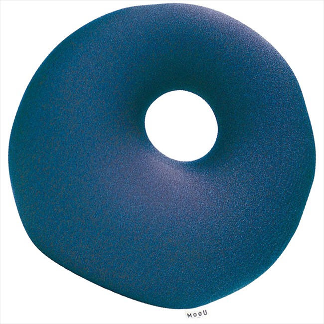 ■商品紹介：穴が座った時にかかる重さを分散させます。穴位置をズラすことにより、前方が低く傾斜が出来き、無理なく背筋が伸びた姿勢を作ります。 ■商品内容：36×36×15cmクッション1個・側地:ポリエステル90％・ポリウレタン10％・詰めも...