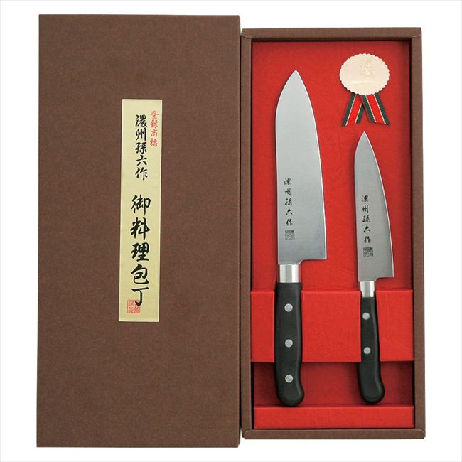 ■商品紹介：濃州孫六作の伝統を受け継いで1丁ずつ作られた包丁です。 ■商品内容：三徳包丁（刃渡約170mm）・ペティナイフ（刃渡約120mm）×各1 ■材質：モリブデンステンレス刃物鋼・PP ■重量：約300g ■原産国：日本製 メーカー希...