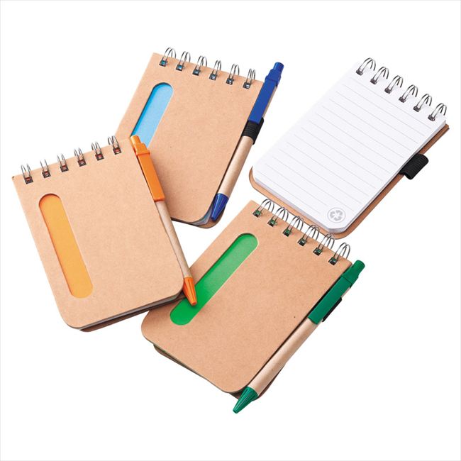 ■商品紹介：再生紙を使用したメモ帳です。ボールペン付き。 ■商品内容：本体（約95×140×18mm）×1 ■材質：再生紙・再生樹脂・鉄 ■重量：約88g ■原産国：中国製 メーカー希望小売価格はメーカーカタログに基づいて掲載しています ■...