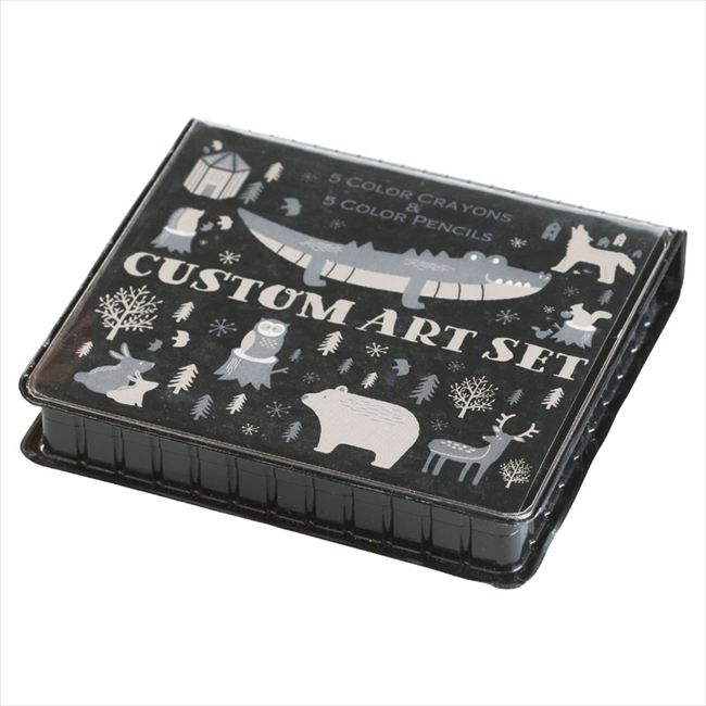■商品紹介：自分で描いた絵を差し込み、世界で一つだけのアートセットが出来るかわいいお絵かきセット。 ■商品内容：ケース（約117×134×21mm）×1、クレヨン・色鉛筆×各5 ■材質：PVC ■重量：約65g ■原産国：中国製 メーカー希...