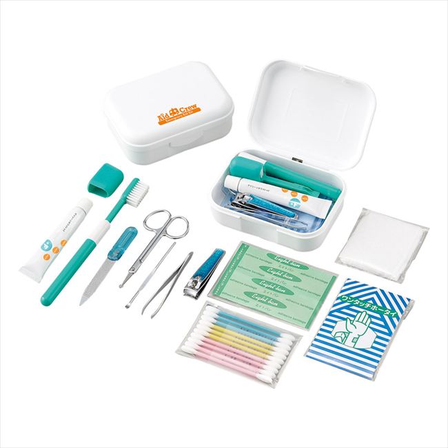 ■商品紹介：11種類のアイテムが入ったコンパクトで実用的な救急トラベルセットです。 ■商品内容：専用ケース（約80×110×40mm）・爪切り・エチケットハサミ・耳かき・毛抜き兼ピンセット・爪ヤスリ・ワンタッチ包帯・ハブラシ（カバー付）・ハ...