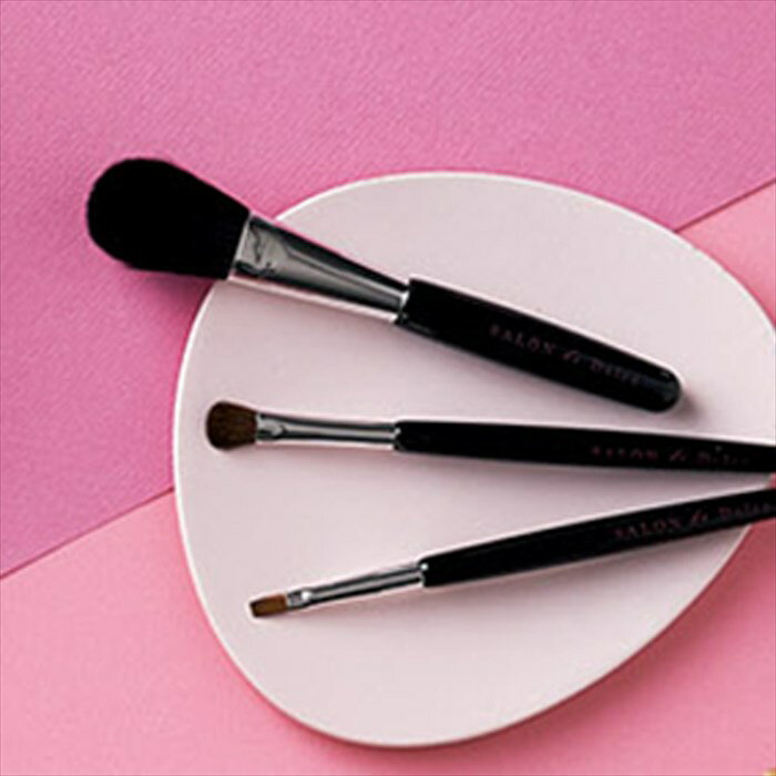 ■商品紹介：熊野伝統の筆神話。息をのむほどなめらかな、穂先に宿る伝統の技。触れるとまるで吸いつくようになめらかな肌ざわり。毛先を切らずに揃える伝統技法が、息をのむほどなめらかで綿密なキメを生みだします。艶やかさ、そして透明感あふれる肌へと導...