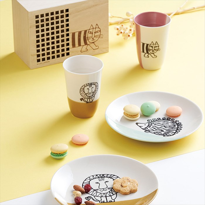 ■商品紹介：リサ・ラーソンは1931年スウェーデン・ヘルルンダ生まれの陶芸家。 やさしくかわいいコケティッシュな動物や、素朴で温かみのある表情豊かなフィギュアは、本国スウェーデンや日本のみならず、世界中で数多くのファンが急増しています。 ■...