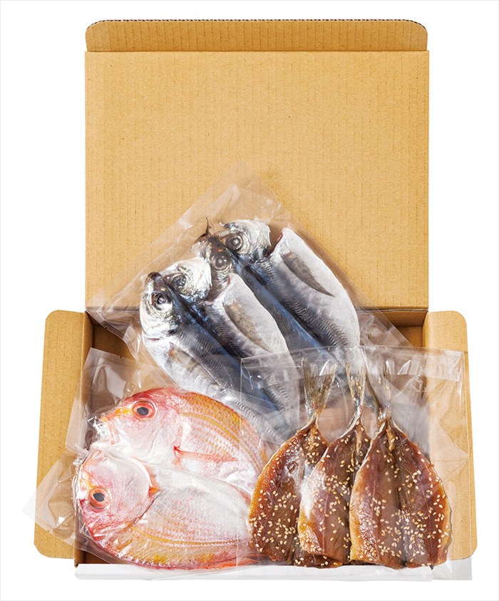 ■お中元専用商品となります。商品出荷日：6月12日から8月6日ごろ 　 ■商品紹介：鮮度の良いお魚を手早く捌きひと塩をして味付け低温熟成の乾燥法で1枚1枚丁寧にじっくりと干し上げ、旨味を凝縮させました。脂ののった真鯵、上品な白身のれんこ鯛と...