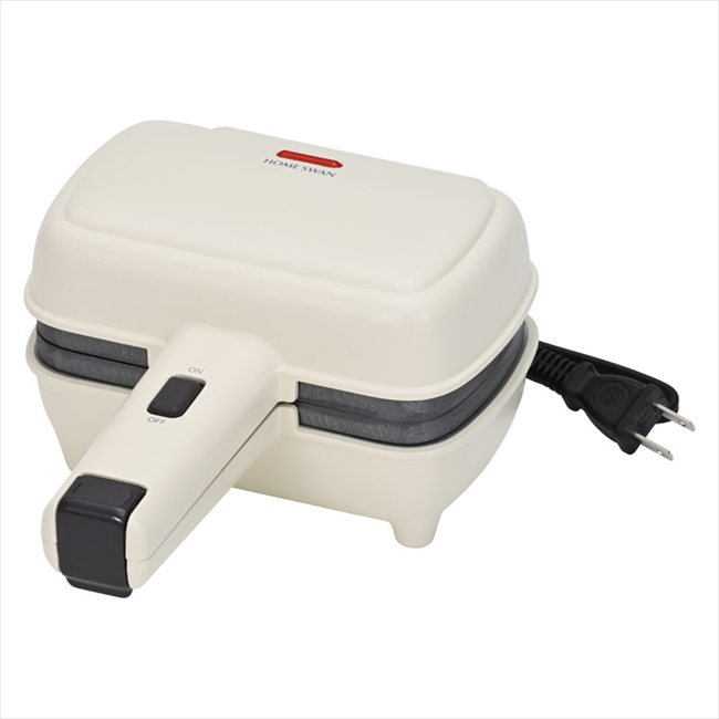 ■商品紹介：食パン1枚で挟めるお手軽ホットサンドメーカー ○食パンを耳まで調理できる ○アップルパイなどのパイ料理も調理可能 ○縦置き可能で収納がラクチン○スイッチ付きで安心 ○プレートは焦げにくく着脱式でお手入れ簡単 ○5〜8枚切りの食パ...