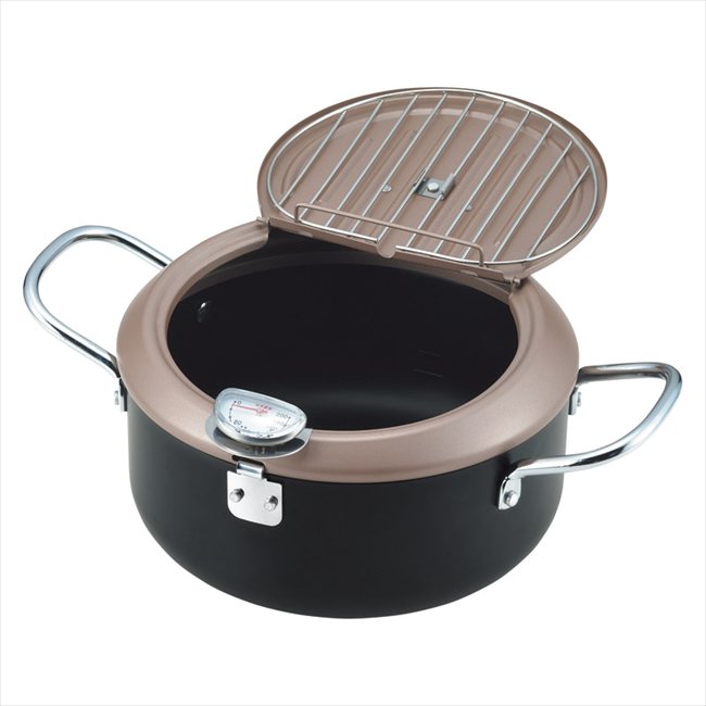 ■商品紹介：深型設計で油ハネを抑えます。フタ裏がバットになっており機能面を重視。温度計付で揚げ頃チェックが容易です。本体は油の温度が下がりにくく揚げ物をしやすい鉄製!フタは保管の際のホコリやムシよけになります。フタを開ければ素早く油切りがで...