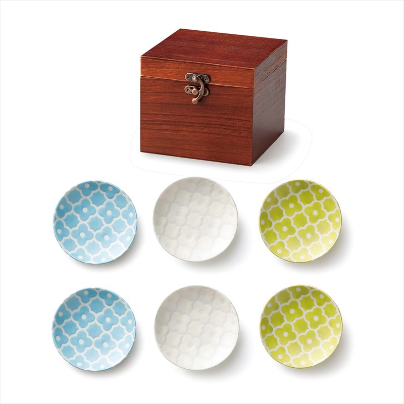 釉薬の凹凸で立体的な可愛らしい小花が散りばめられた食器セットです。料理の彩りや盛り付けを考えるのも、食べるのも楽しくなりそう。 小皿(φ9.4×h1.7cm)×6　BOX(13.2×12.7×h11cm)×1 小皿：日本製　BOX：中国製 ...