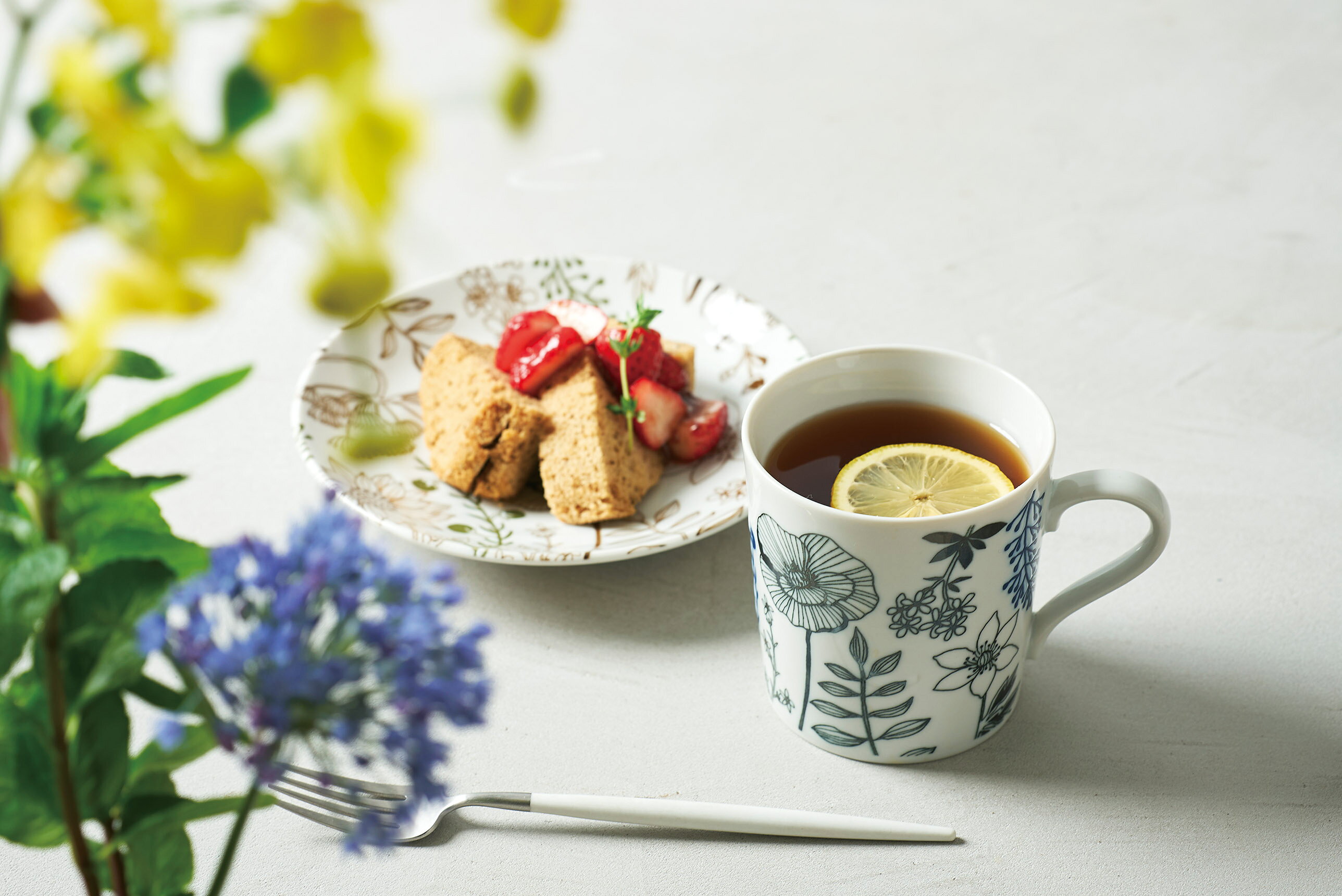 ■商品紹介：毎日の暮らしに彩りを添えてくれる花柄の器。自然から一部を切り取ったようないろいろな花たちをモチーフにして器に描きました。軽量食器なので、使う・洗う・しまうを楽にできるのが嬉しいポイント。また、重ねても高さが出にくく収まりが良いの...