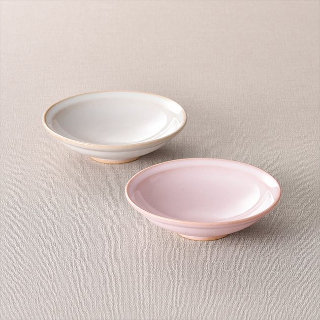 ■商品紹介：土ものらしい柔らかな風合いのピンクと白のペア鉢です。 ■商品内容：径12.5×3.5cm・陶器 ■パッケージサイズ：13.5×13.5×8cm ■重量：約300g ■生産地・原産地：日本製 メーカー希望小売価格はメーカーカタログ...
