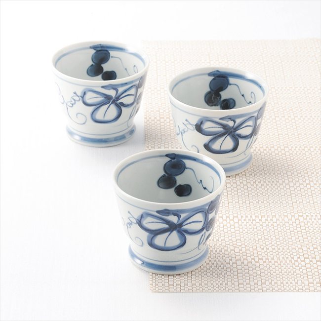 ■商品紹介：焼酎、ウィスキーまた、コーヒー、お茶等とマルチに使える器です。安定感のあるどっしり型に指当て用のくびれが倒れにくく作ってあります。家庭用食洗機使用可。 ■商品内容：径9×7.5cm・陶磁器 ■パッケージサイズ：20×20×10....