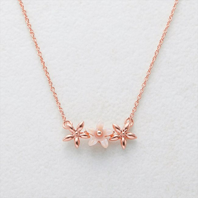 ■商品紹介：3つ連なったお花のモチーフの真ん中に白蝶貝を使ってより女性らしいデザインになっております。 ■商品内容：全長約44cm（アジャスター約5cm含む）、トップ:約0.8×2cm・真鍮（ピンクゴールドカラーメッキ）、錫合金（ピンクゴー...