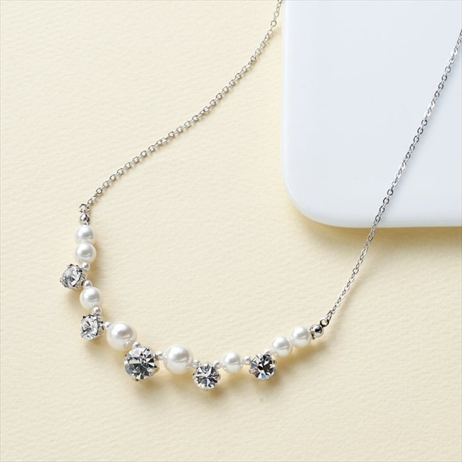 ■商品紹介：胸元を美しくさせる、ガラスとパールをミックスさせたネックレスです。シンプルながら存在感のあるデザインですので、様々なコーディネートにお使いいただけます。パーティーシーンや日常使いにも。 ■商品内容：全長約50cm（アジャスター4...