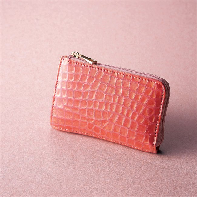 ■商品紹介：エナメルの光沢感が上品な表情をみせてくれる、大人の女性の小銭入れ。キーリングは、鍵やバッグに付けたりと、使い方の可能性が広がります。ファスナー開閉式。小銭入（中仕切りポケット付）・ポケット×各1室。キーリング×1付。 ■商品内容...