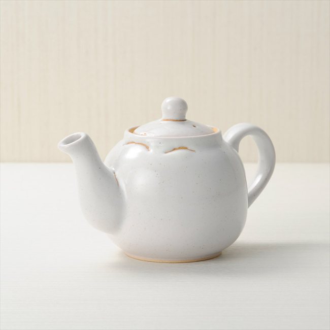 ■商品紹介：白萩のやわらかな釉調が、お茶の時間をやさしく彩る。 ■商品内容：急須（径11×11.5cm・500ml）・茶こし×各1・陶器、茶こし:ステンレス ■パッケージサイズ：15.5×16.5×12.5cm ■重量：約450g ■生産地...