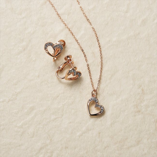 ■商品紹介：小ぶりのハートモチーフとガラスが美しく連なり、首元を華やかにします。飽きのこないデザインで、日常使いにピッタリです。 ■商品内容：ペンダント（全長約44cm（アジャスター約5cm含む）・トップ（約1×1.4cm））・イヤリング（...