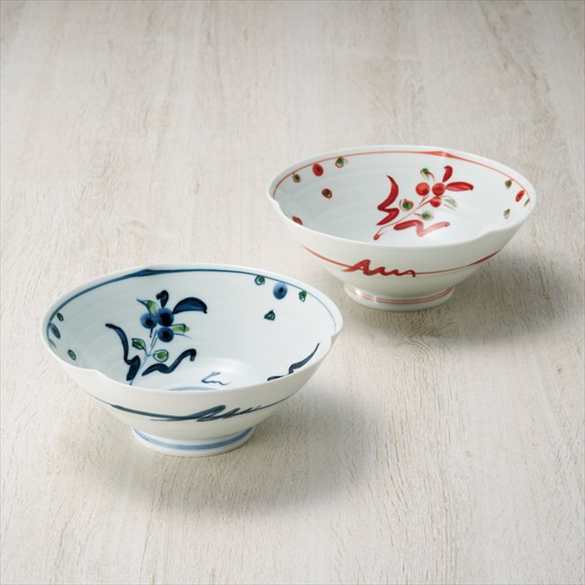 ■商品紹介：手描きによる味わい深いデザインが特徴です。煮込み料理や丼もの、麺類などに使いやすい形状とサイズです。家庭用食洗機使用可。 ■商品内容：径18×7cm（725ml）・磁器 ■パッケージサイズ：19.5×19.5×10cm ■重量：...