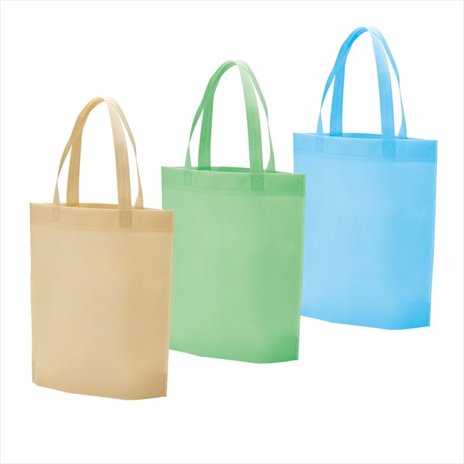 ■セット内容：エコ・フォールディングバッグ×1 ■商品サイズ：収納時/約130×110×30mm 使用時/約320×360（持ち手含550）×底マチ75mm ■荷姿：OPP袋入 メーカー希望小売価格はメーカーカタログに基づいて掲載しています...