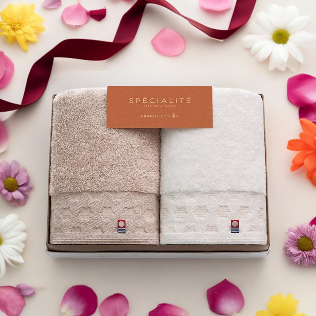 ■商品紹介：自慢したいほどふかふかで吸水性も良く使いやすい、タオルのスペシャリテ。スペシャリテを名乗るにふさわしいスペシャルな技術者が甘撚り糸で織り上げた、やわらかくふかふかな今治タオルです。 ■商品内容：フェイスタオル/34×75×2 綿...