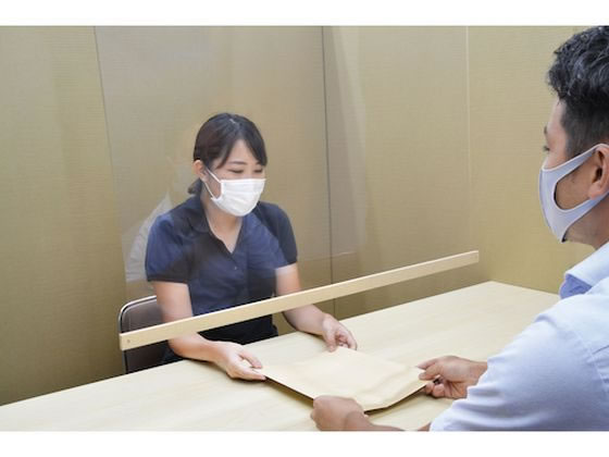 【商品説明】必要な長さにカットして、上下を木製バーで挟み、吊るすだけで簡単に設置ができます。受付窓口・商談・オフィス・飲食店・店舗・公共施設等での飛沫感染防止に。【仕様】●フィルム：（約）幅80×高さ110cm　1枚●木製バー：（約）幅84...