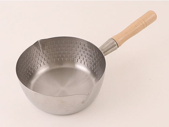 【商品説明】側の槌目刻印は見た目だけでなく、材料を引き締め固く丈夫にし、表面積を広げ蓄熱性を高める。［両カラス口］大容量をすばやく注げて水切れがとても良いシャープな形状に設計。［便利な目盛付き］分量の目安が分かりやすく、みそ汁やスープを作る...