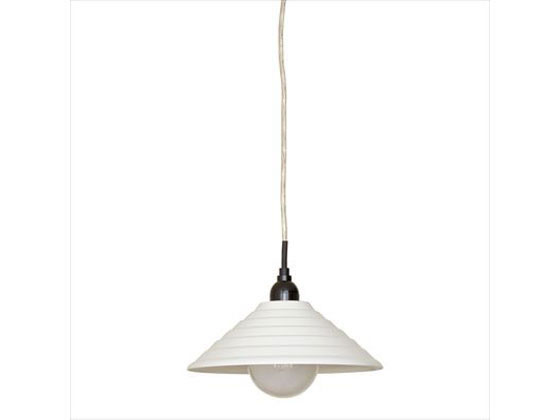 【商品説明】口金がE26で100Wまでの電球であれば、お好みの電球をご使用いただけます。【仕様】●カラー：ホワイト●その他のカラー：ブラウンアイボリーレッド●包装形態：PVCバック●材質：鉄●付属品：1灯用ソケット、ペンダントコードアジャス...