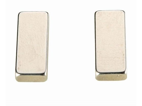 【商品説明】●残留磁束密度と保持力が強力で、機械的強度にも優れた磁石です。【仕様】【材質】●磁石：希土類ネオジム磁石【仕様】●吸着力（N）：15．7●磁束密度（mT）：280●本体サイズ（mm）：15×6×2．8●入数（個）：2【備考】※メ...