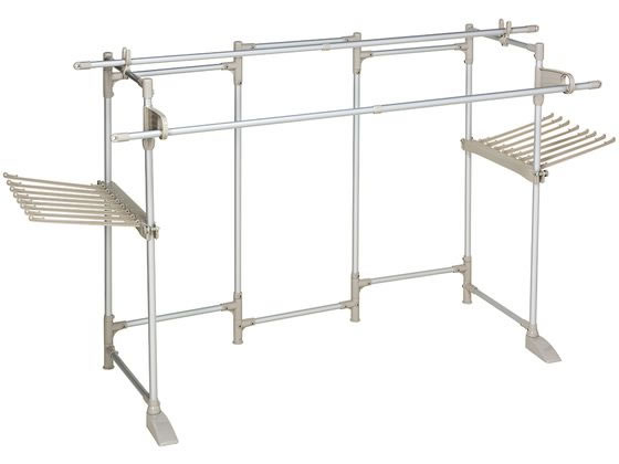 【商品説明】使用場所や干し物の量に合わせて自由にレイアウト。取扱い・持ち運びも簡単な軽量アルミ製です。タオルハンガー16本・専用伸縮竿2本付き、小物からシーツやふとんも干せます。使用しないときは約13cmの幅でコンパクトに収納できます。竿の...