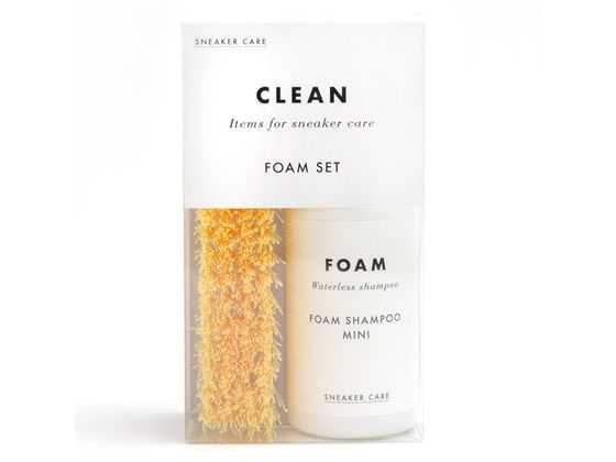 【商品説明】部分洗いから全体洗いまで、すすぎ不要のフォームタイプのクリーニングシャンプーです。オリーブスクワラン、保湿成分配合で皮革の色落ち、硬化を防ぎます。コシのある毛先でアッパーやソールの汚れを擦り落とします。【仕様】●液性：中性●正味...