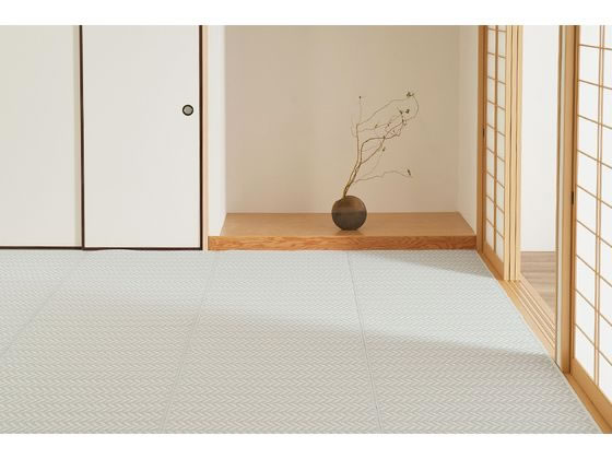 【商品説明】パステルカラーがかわいい、水拭きできる素材のい草風カーペット。パイプの表面に筋が入っている筋入りパイプで、肌に密着しないからベタベタしにくく、汗ばむ季節にもおすすめ。また、パイプ内の空気層の保温効果で床からの冷気を防ぐため、寒い...