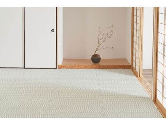 【商品説明】パステルカラーがかわいい、水拭きできる素材のい草風カーペット。パイプの表面に筋が入っている筋入りパイプで、肌に密着しないからベタベタしにくく、汗ばむ季節にもおすすめ。また、パイプ内の空気層の保温効果で床からの冷気を防ぐため、寒い...