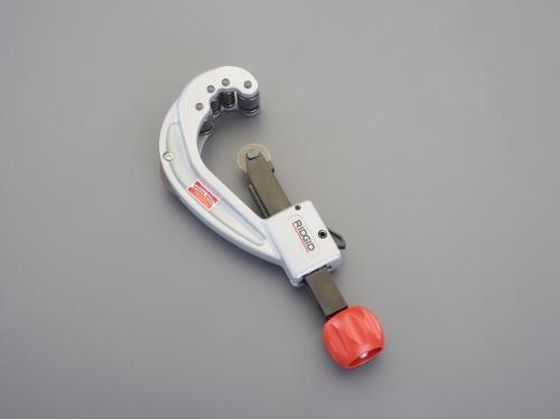 【仕様】●メーカー：リジッド（RIDGID）●型番：31647●適合管外径（塩ビ管呼び）：1／4”〜2”（8〜50）●切断能力：10〜63mm●全長：300mm●材質：本体：アルミダイカスト●重量（g）：920●クイックアクション●塩ビ、ポ...