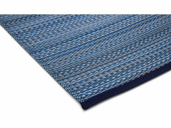 【商品説明】汚れても手軽に水洗いできる、い草風カーペット。ペットとの快適な暮らしや、アウトドアにも最適です。モダンなリビングにも合う様なデザインに仕上げました。【仕様】●カラー：ブルー●サイズ：8帖／約横3480×縦3520×厚み3mm●素...