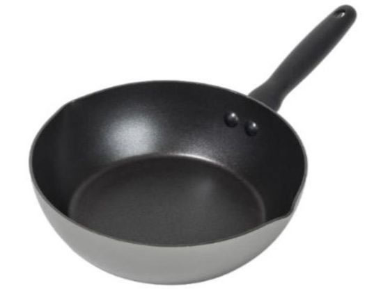 【商品説明】内面は三層構造ふっ素樹脂。こびりつきにくさと高い耐久性を実現。リベットにもふっ素樹脂加工。こびりつきにくく、お手入れ簡単。熱くなりにくいハンドルは心地よく握りやすいデザイン。全ての熱源に対応。角の丸い金属ヘラOK。【仕様】●色：...