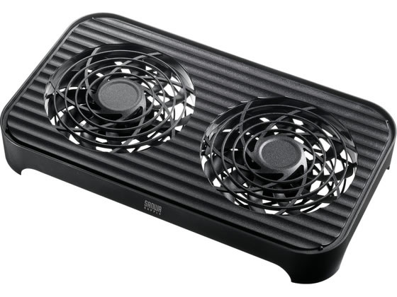【商品説明】Wi−Fiルーターやネットワーク機器、ノートパソコン、ゲーム機などの放熱対策に便利な冷却スタンドです。静音ファンを2基搭載し、2台同時の冷却にも対応します。約33cmのスリム設計で設置しやすく、USB接続ですぐ使用可能です。脚を...