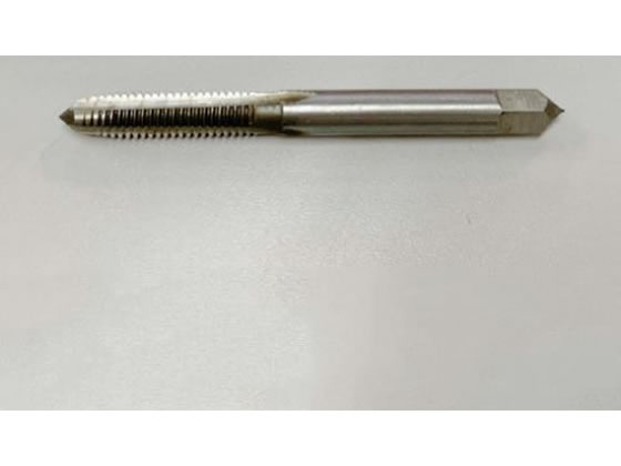 【仕様】●メーカー…イシハシ精工　●呼び…M3×0．5　●全長…46mm　●●巾…3．2mm　●材質…SKS＿2　●対応被削材…構造用鋼、低炭素鋼、鋳鉄、アルミニウム合金、銅合金　●左ねじ用　●JISI　I　I　級　●中タップ（喰付5P）　...