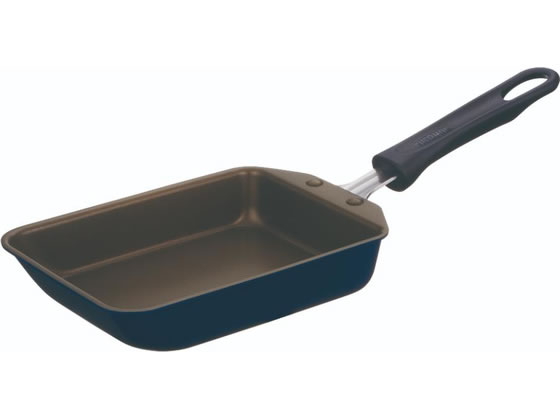 【商品説明】13×18．5cmで玉子焼きを焼くのにちょうど良いサイズ感です。硬質フィラーを配合した、耐久性コーティング。耐摩耗性の高さと焦げつきにくさが特長です。留め具が内側にないフラットな構造で、汚れが付きにくく、玉子焼きがキレイに作れま...
