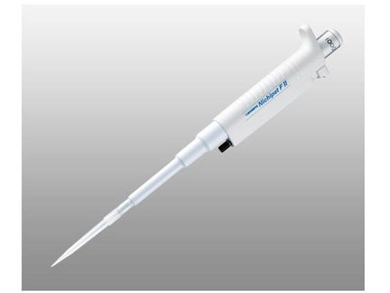 【商品説明】●チップ取り外しも、片手で簡単操作のチップイジェクター付きです。●手の温度に影響されず、長時間使用に応えるタフ＆精密ボディです。【仕様】●型番：00−NPF2−25●容量設定方式：固定式●容量範囲（μL）：25●精度（％）：±0...