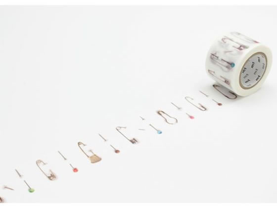 【商品説明】貼って剥がせるマスキングテープmt。手紙に貼ってみたり、ラッピングに使ってみたり、可能性は無限大。【仕様】●色目：安全ピン・待ち針　R●テープサイズ：幅35mm×長さ7m●注文単位：1巻【備考】※メーカーの都合により、パッケージ...