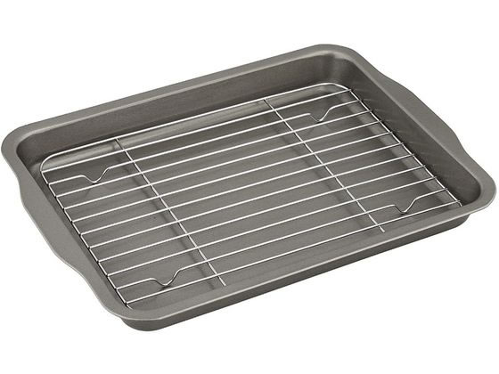 【商品説明】●揚げ物をカラッと仕上げる便利な油切りです。●バットはふっ素樹脂加工でお手入れカンタンです。●油きりに便利なアミ付。【仕様】●商品サイズ：W305×D225×H30mm●重量：350g●材質／本体：鉄（ふっ素樹脂加工）、アミ：鉄...