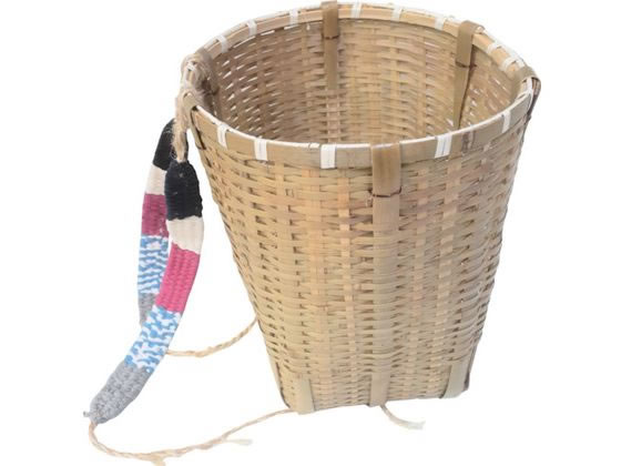 【商品説明】●清掃作業に最適です。●背負い紐付で持ち運びが便利です。【仕様】●型番：F034●長さ（mm）：330　●高さ（mm）：400　●幅（mm）：420●本体：竹　●背負い紐：サイザル／トリコット（化繊）【備考】※メーカーの都合によ...