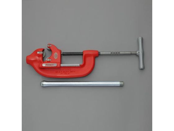 【仕様】●能力（パイプ外径）：φ60〜114mm●重量（kg）：8．2●2つの補助ローラーはカッターに交換可能●3枚刃にすることで360°回転ができない場所にも対応できます。●補助ハンドル付きで、大口径パイプの切断時には2人で作業ができます...