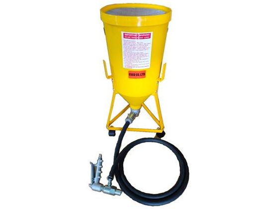 【仕様】●使用圧力：0．5〜0．62MPa●エアー消費量：480〜700L／min●使用コンプレッサー：2．2kw●吸入口：Rc（PT）3／8”●サンドタンクサイズ：18．9kg●適応サンド粒度：＃30〜＃180●ノズル径：5／16”（8m...