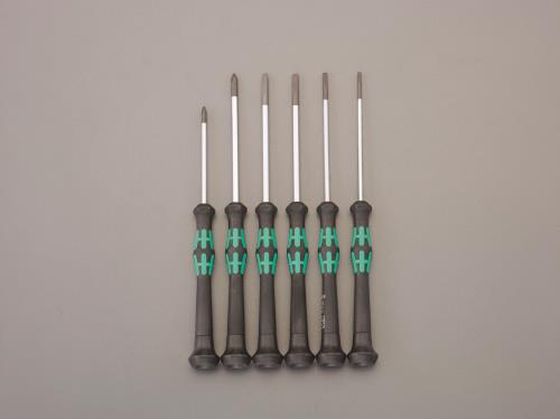 【仕様】●［セット内容］：6本セット●（＋）ドライバー：＃0・＃1●（−）ドライバー：2．5・3．0・3．5・4．0mm●全長：157・177mm●スタンド付【備考】※メーカーの都合により、パッケージ・仕様等は予告なく変更になる場合がござい...