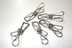 ステンレスクリップ5Pセット。 さびにくいステンレスクリップです。 いろんな所に使っていただけると思います。 洗濯物やお菓子の食べかけの袋を止めるのに便利♪ 業務関係の方に人気の商品です。 【サイズ】約6.5×1.5cm 【素材】ステンレス