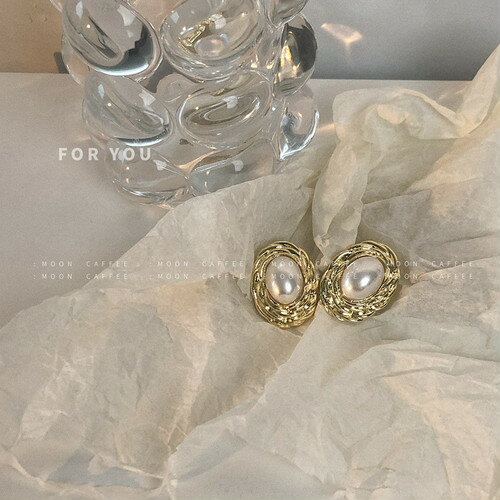 ヴィンテージ感たっぷりの大きなパールイヤリング 合金、蝶バネイヤリング ＜サイズ＞ 縦直径約3cm.横約2.3cm パール縦約2cm.横約1.3cm