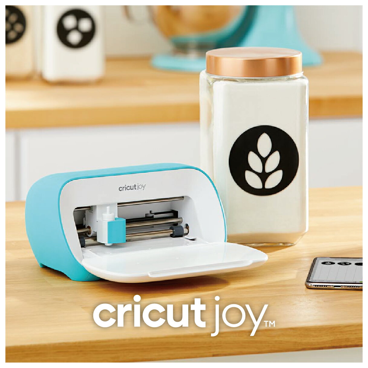 ■商品説明■ 手軽でコンパクト、日常使いに ◆ハンドメイドをはじめたい方に Cricut Joyは、コンパクトで手軽に使えるカッティングマシンです。 メッセージカード作成やラベル作りなど、50種類以上の素材に対応し、最大約1.2メートルの連...