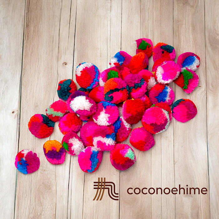 タイの職人さんのハンドメイド&#9829 ☆ミックスカラフルカラーでポップな可愛いポンポンです☆ ランダムの販売です。カラーは、お選びいただけません。 推しのフォトアレンジ、推しへのメッセージボードを可愛くデコ出来ます&#9829 かごバッ...