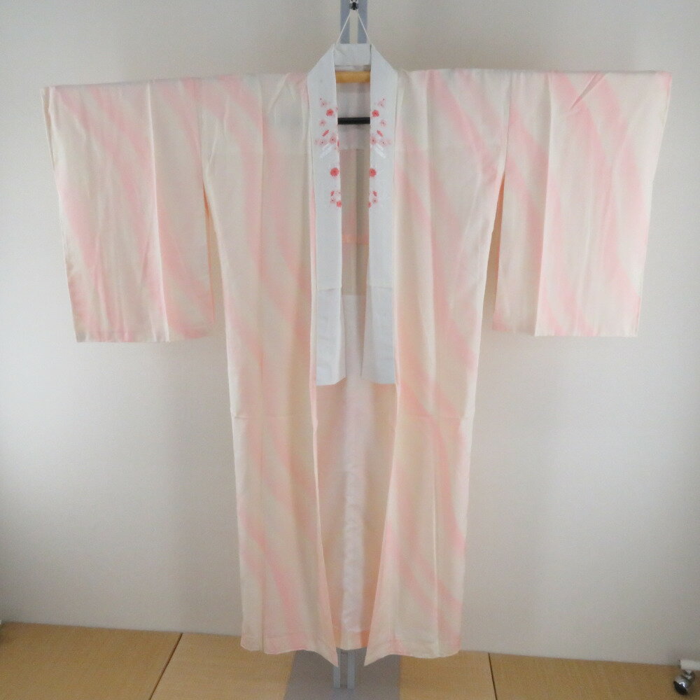 商品コードki8934AB アイテム襦袢 対象レディース カラー 薄ピンク色 x 白色 品質表示絹 サイズ 身丈(肩から)：139cm裄丈：66.5cm袖丈：55.5cm前幅：27cm後幅：30.5cm 保証期間初期不良（到着から1週間）の...