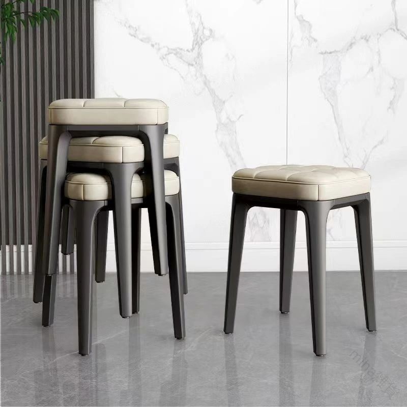 【快適な座り心地】：このスタッキングフットスツールは、サポートと安定性を提供し、快適に使用できるよう設計されています。 体をリラックスさせ、疲れを癒すのに最適なアイテムです。レザー生地を使用したこのスタッキングスツールは、お手入れが簡単です...