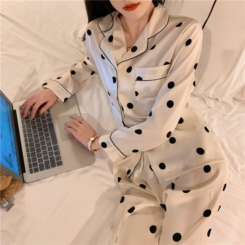 ♡モノトーンカラーが大人っぽいルームウェア♡全体にドット柄がプリントされた、ヘルシーなパジャマ。幅にややゆとりを持たせた、トレンド感のあるシルエットで抜け感を演出♪普段のお家でのリラックスコーデから、お泊り・旅行...